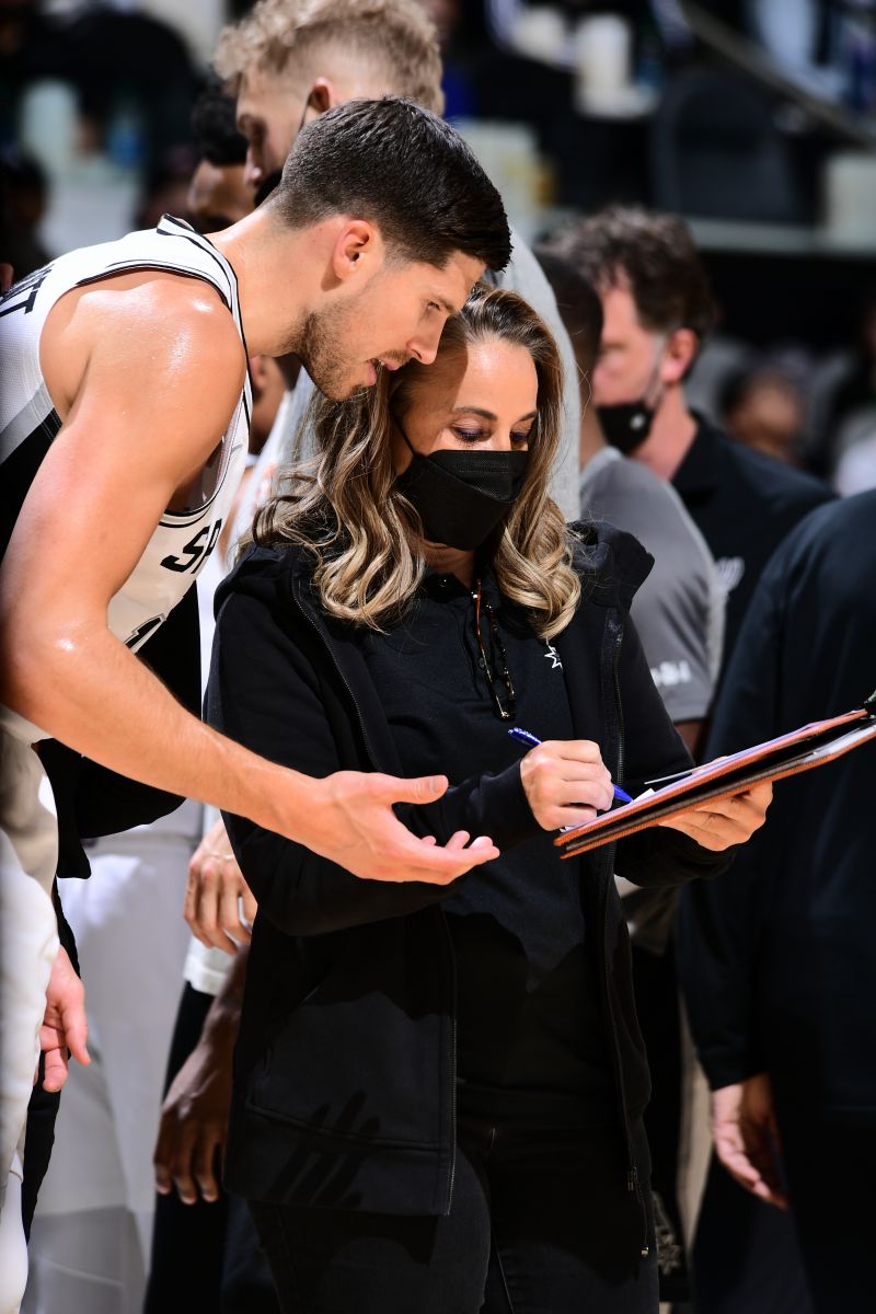 Legends Magazine | Wnba Legends Breaking Barriers